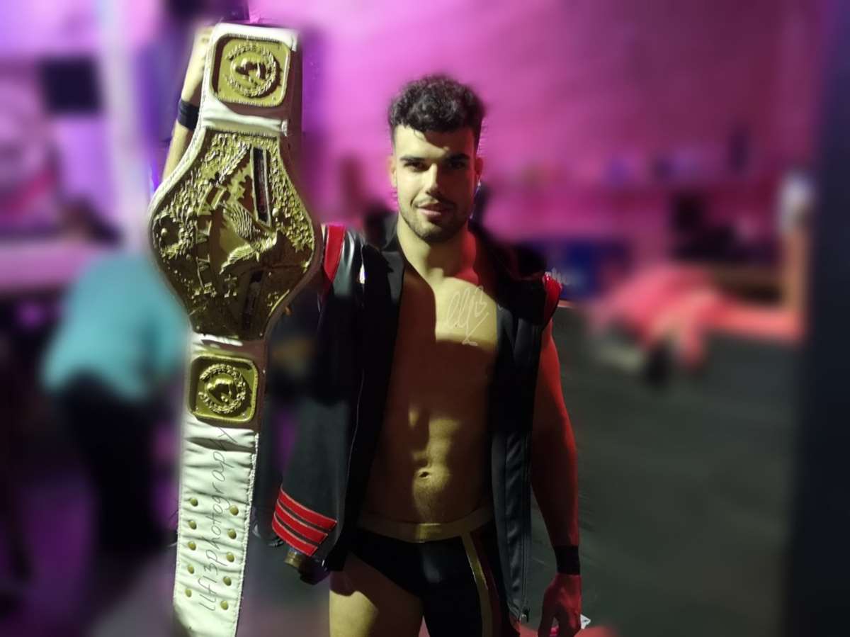 Triple W: Pol Badía retiene el Campeonato Absoluto ante Angélico