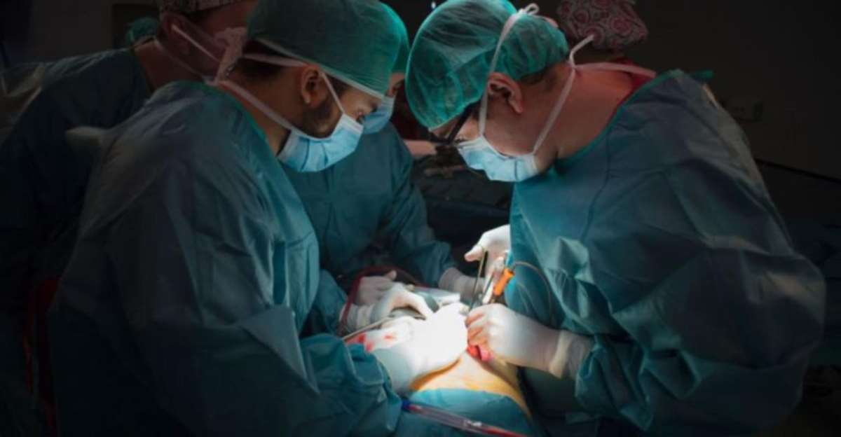 Sufre peritonitis porque olvidaron una compresa en el interior de su ...